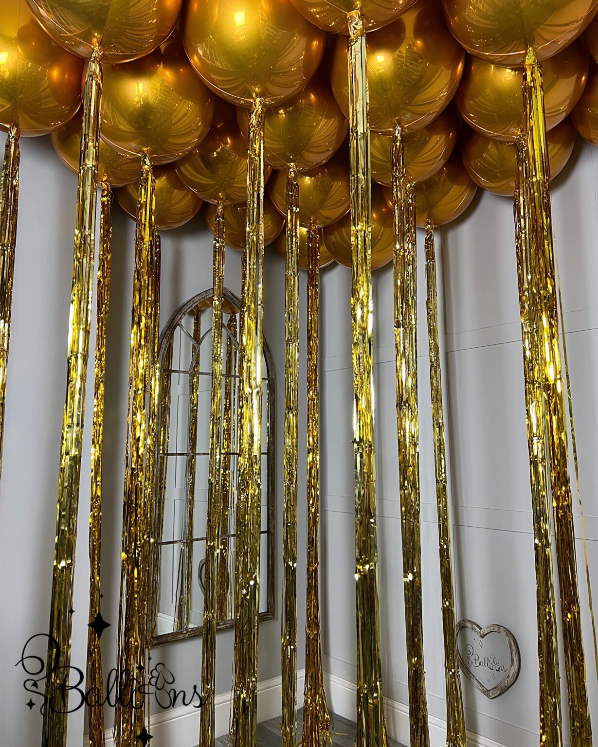 Gold Orbz with tassels / Price per Balloon – Balloon Decorations in London